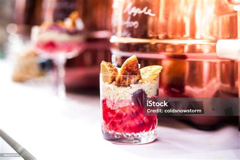 신선한 과일 푸딩 아이스크림 디저트의 유리에서 닫습니다 선데에 대한 스톡 사진 및 기타 이미지 선데 바 카운터 배경 주제 Istock