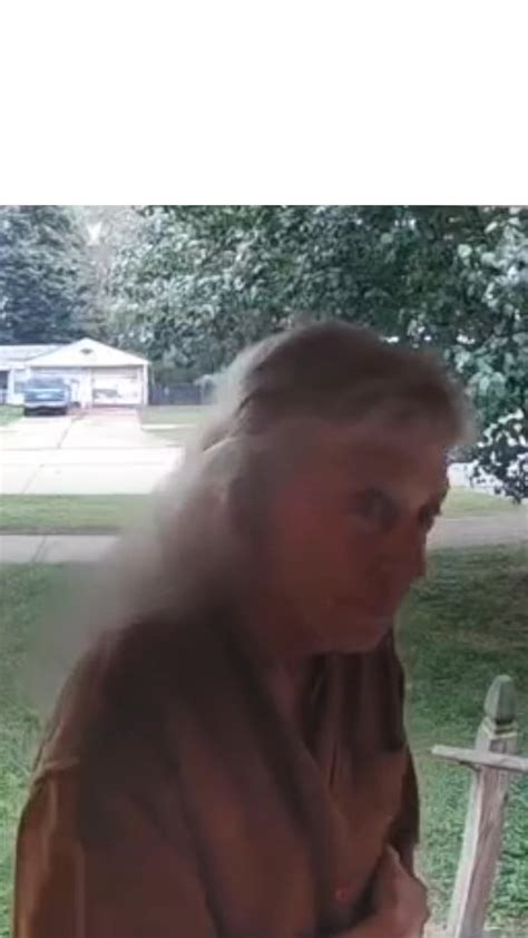 침팬지 무리가 남자의 의족을 보고는 매우 큰 충격을 받았습니다 침팬지 한 마리가 이 남자가 보여준 것을 보고는 정신이 멍해지는 걸 경험했습니다 너무나 놀란 나머지 이