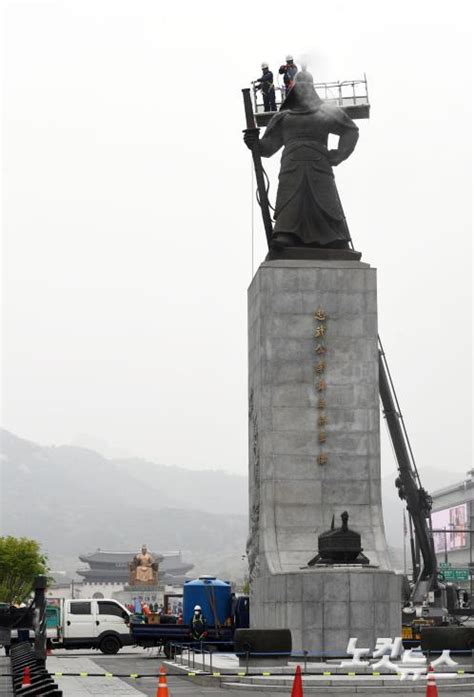 광화문광장 이순신 장군 동상 세척