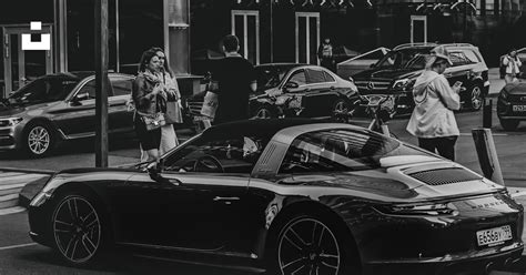 검은 컨버터블 자동차를 타고 남자와 여자의 그레이스케일 사진 사진 Unsplash의 무료 자동차 이미지