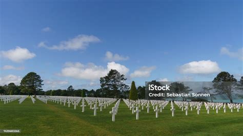 프랑스 노르망디 주 콜레빌 쉬르 메르의 오마하 비치 시메티에 아메리카인에 있는 미국 전쟁 묘지에서 쓰러진 미군 병사들의 하얀 십자가 줄 공원에 대한 스톡 사진 및 기타