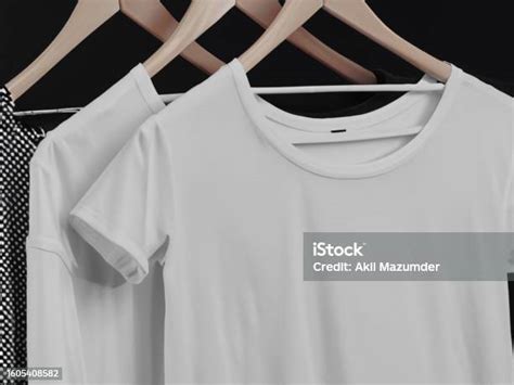 사실적인 티셔츠 모형 옷걸이에 빈 흑백 티셔츠 디자인 모형 클리어 플레인 코튼 티셔츠 모형 템플릿입니다 의류 매장 로고 모의 브랜딩 디스플레이 0명에 대한 스톡 사진 및