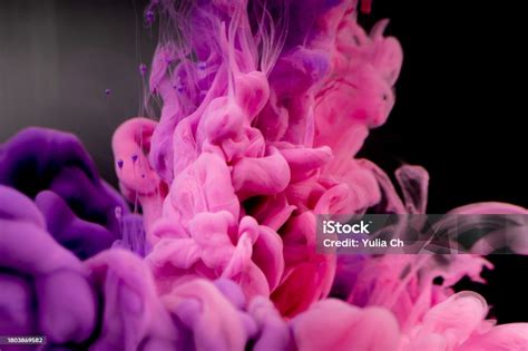 물에 아크릴 색상과 잉크 추상 프레임 배경입니다 흰색으로 격리됩니다 0명에 대한 스톡 사진 및 기타 이미지 0명 검은색 구름 Istock