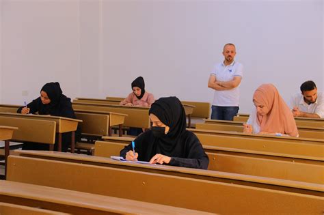 أقسام الجامعة الأمريكية في دبي التخصصات، والقبول، والرسوم