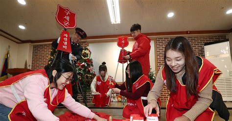 따뜻한 연말 준비하는 구세군 자선냄비