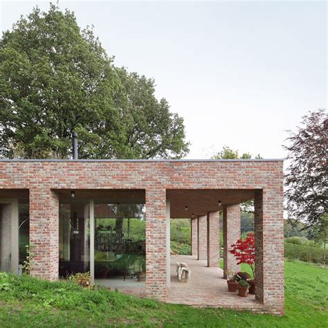 Mirrored Cladding Lets Beli House Disappear Into Belgian Forest