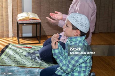 라마단에서 알라에게기도하는 방법을 배우는 무슬림 소년 가족에 대한 스톡 사진 및 기타 이미지 가족 미국 이슬람교 Istock