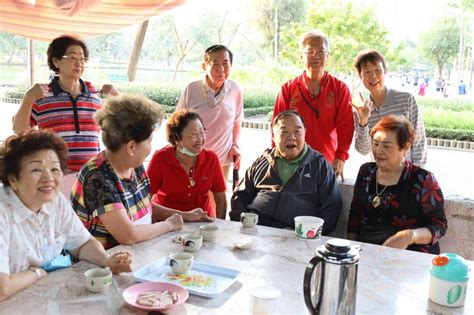 Photo Gallery “บิ๊กป้อม” สุดฟิต เดินออกกำลังกายสวนลุมฯ แต่เช้า แวะชมตลาด ชาวบ้านแห่ขอเซลฟี