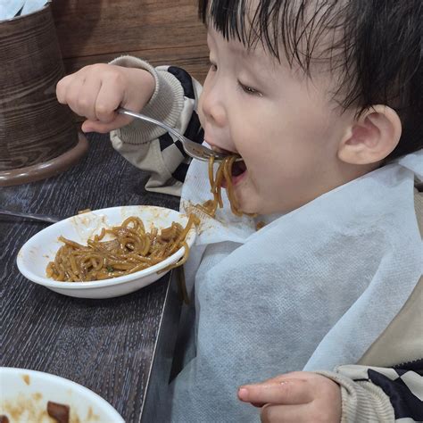 고 운 이게되네 ㅋㅋㅋㅋㅋㅋㅋ소불고기 엄마아빠가 먹으니까 자기도 먹고싶어서 달라는 아들래미 아빠가 주는척 ~ 했더니 진짜 주는줄알고 먹는 귀여미 ㅋㅋㅋㅋㅋㅋㅋ한번