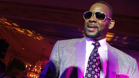 Ар Кели излезе от затвора срещу гаранция от 100 000 долара Новини бг