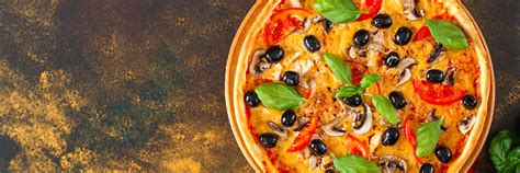 피자 버섯 올리브 닭고기 토마토 소스 치즈 뜨거운 피자 맨 위 보기 복사 공간 공휴일에 대한 스톡 사진 및 기타 이미지 Istock