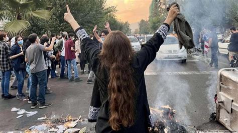Iranians Use Social Media To Keep Protest Movement Alive Dw 11152022