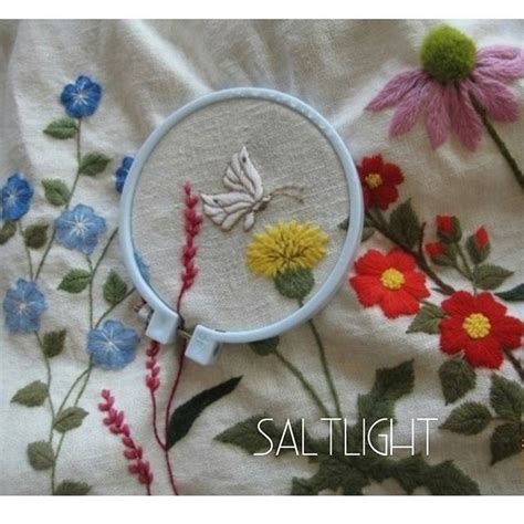 흰 리넨에 모사로 수놓은 꽃밭 자수디자인 출처 소금빛 염경숙저 손끝에서 피는 꽃과 자수 소금빛자수 자수꽃밭 나비