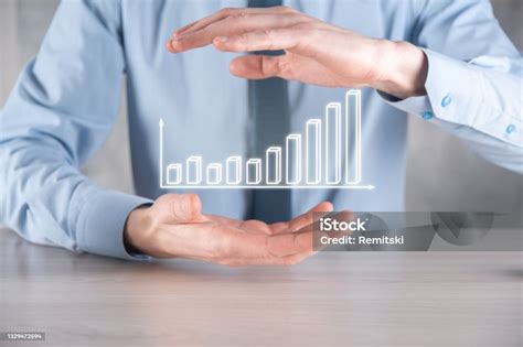 긍정적 인 이익 성장과 그래프를 들고 사업가 남자 계획 그래프 성장과 그의 사업에서 차트 긍정적 인 지표의 증가더 많은 수익성과 성장 개념에 대한 스톡 사진 및 기타 이미지