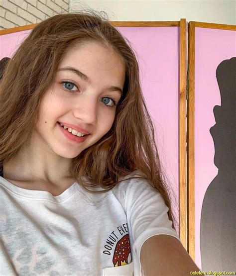 Celebridades Femeninas Oficial Dana Taranova No Podía Faltar En Una