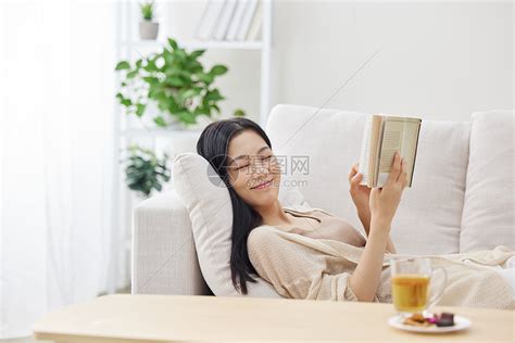 悠闲居家女性看书形象高清图片下载 正版图片506953208 摄图网