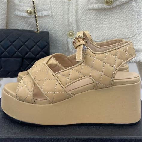 여성용 런웨이 두꺼운 밑창 샌들 엿보기 발가락 패턴 높이 증가 버클 스트랩 여성 여름 해변 샌들 핫 세일 Aliexpress