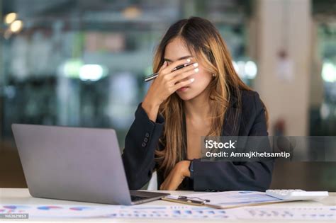 과로하고 스트레스를 받은 젊은 아시아 여성이 사무실에서 직장에 앉아 있다 25 29세에 대한 스톡 사진 및 기타 이미지 25 29세 걱정하는 경영자 Istock