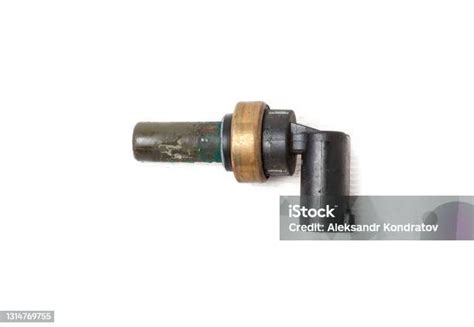 노란색 금속 요소와 흰색 배경에 검은 냉각수 온도 센서 엔진 제어부 시정 구성은 공기 연료 혼합물 엔진 유휴 속도 점화 타이밍 0명에 대한 스톡 사진 및 기타 이미지