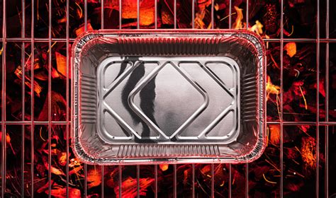 석탄의 뜨거운 조각 위에 바베큐 화격자에 빈 알루미늄 호일 식품 용기 맨 위 보기입니다 갈탄에 대한 스톡 사진 및 기타 이미지 갈탄 검은색 바베큐그릴 Istock