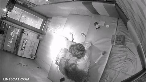 한국에 있는 외국인 유학생들이 공공장소에서 음란한 짓을 저지른다 백인 남자친구는 그녀를 성적 욕망을 발산하는 도구로 삼아 그녀의 입에 세게 삽입하고 사정한다 두 커플