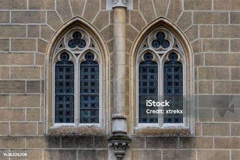 고딕 양식의 중세 스테인드 글라스 창문과 석조 아치 건축 요소 0명에 대한 스톡 사진 및 기타 이미지 0명 건물 외관 건설 프레임 Istock