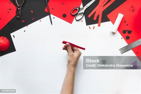 집에서 아이들과 함께 종이 빨간색과 검은 색 무당 벌레 장난감을 만드는 방법 단계별 지침 Diy 여름 프로젝트를 만드는 손