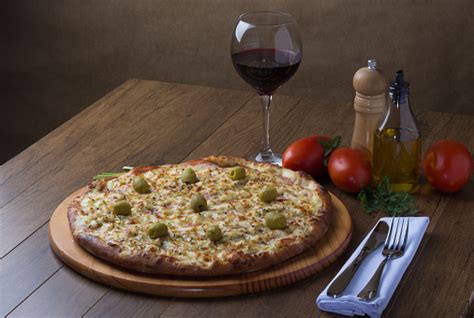 맛있는 그라탕 등심 피자 모짜렐라 캐나다 등심 크리미 커드 그린 올리브 레드 와인 한 잔 붉은 토마토 올리브 오일 후추 분쇄기와