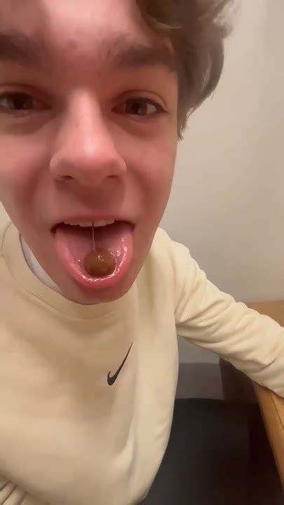 ВЗРОСЛАЯ ДЕВУШКА ПРИСТАЁТ К ШКОЛЬНИКУ Ч3 Youtube