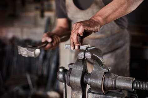 대장장이 남자 망치 및 금속 보조 도구 철제 그립 및 철강 건설 수리 산업 제조 및 생산 핸디맨 노동자 손 용접 공장 및 수동 노동 건축업자 작업장 45 49세에 대한 스톡