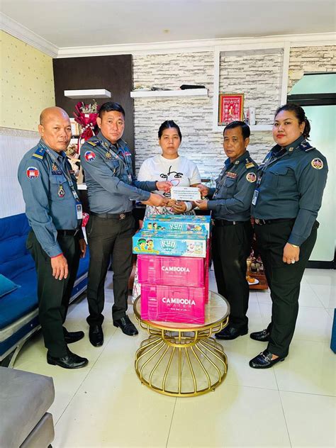 ក្រុមការងារ អាវុធហត្ថរាជធានីភ្នំពេញ នាំយកអំណោយចុះសួរសុខទុក្ខសមាជិក ដែលជួបគ្រោះថ្នាក់