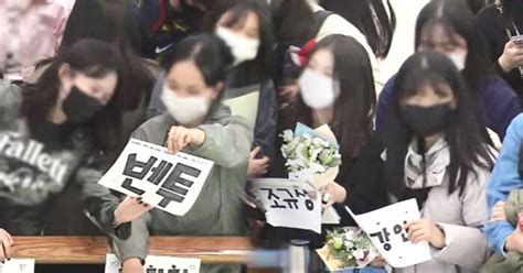 대표팀 마중 나가자 인천공항에 구름처럼 모인 팬들