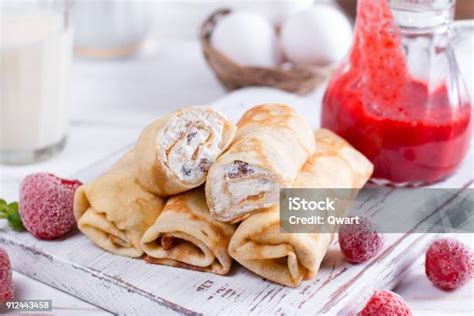 코 티 지 치즈와 딸기 팬케이크 롤 아침 식사에 대 한 아이디어 건포도에 대한 스톡 사진 및 기타 이미지 건포도 과일 냅킨 Istock