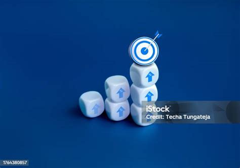 목표와 성공 화이트 큐브 블록 위에 있는 3d 대상 아이콘에 화살표 다트 위쪽 화살표가 있는 막대 그래프 단계 비즈니스 성장 프로세스 개발 리더십 마케팅 경제 개선 개념