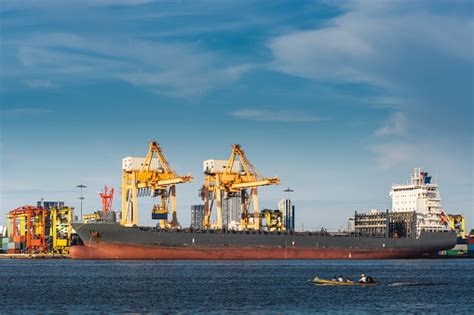 운송 및 운송 물류 선적 도크 터미널 컨테이너 가져 오기 및 해상 화물 운송 산업의 수출 크레인 다리와 항구 해상 및 항만 화물 조선소의 풍경 0명에 대한 스톡 사진 및