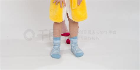 背景高清图片 两个头发湿漉漉的姐妹女孩站在浅色背景的浴袍中拿着她的姐妹湿头发的女孩 人像图片免费下载 jpg格式 像素 编号 千图网