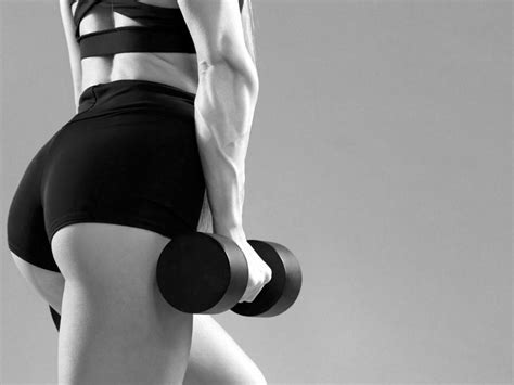 7 упражнений с гантелями которые быстро приведут ваш пресс в порядок