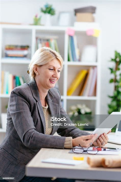 사무실에서 디지털 태블릿을 사용하는 성공적인 사업가 50 59세에 대한 스톡 사진 및 기타 이미지 50 59세 개성 개념 결심 Istock