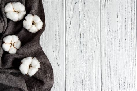 실제 목화 꽃 회색 모직 직물 및 나무 배경에 연꽃 배너 프레임 인사말 카드에 대 한 기초입니다 꽃이 있는 텍스트의 프레임입니다 평면 누워 평면도 0명에 대한 스톡 사진 및