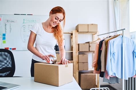 현대 사무실 및 저장 공간에서 배달을 포장 하는 젊은 중소 기업 소유자 짐 싸기에 대한 스톡 사진 및 기타 이미지 짐 싸기 소포 상자 Istock