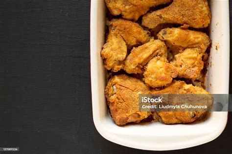 검은 표면 상단 보기 위에 접시에 맛있는 수제 오븐 구운 프라이드 치킨 위에서 플랫 평지 오버헤드 텍스트 공간입니다 0명에 대한 스톡 사진 및 기타 이미지 Istock