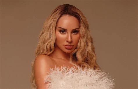 Mash певица Анна Асти улетела с мужем из России после голой вечеринки и отмены концертов