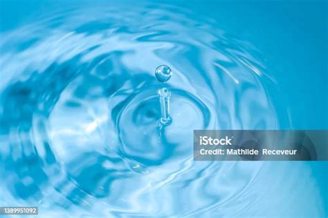 물방울 스플래시 블루 색상 둥근 물방울 유리에 물 방울 방울 튀기 스프레이 추상적 인 모양이 물에서 나옵니다 3차원 형태에 대한 스톡 사진 및 기타 이미지 Istock