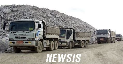 멈춰선 덤프트럭