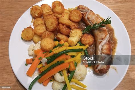 일반적인 스위스 석식 송아지 고기 소시지 패션프루트 및 0명에 대한 스톡 사진 및 기타 이미지 0명 2015년 감자 요리 Istock