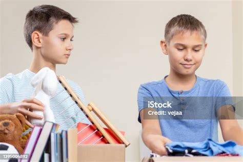 기부 상자 장난감 옷 책 문구용품을 기부 자선 상자에 분류하는 어린이 자원 봉사자 Charitable Foundation에 대한 스톡 사진 및 기타 이미지