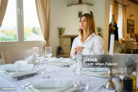 레스토랑에서 기다리는 한 여성 백인 비즈니스 여성 기업가 관리자 현대 라이프 스타일 개념 개념에 대한 스톡 사진 및 기타 이미지 개념 경영자 기업가 Istock