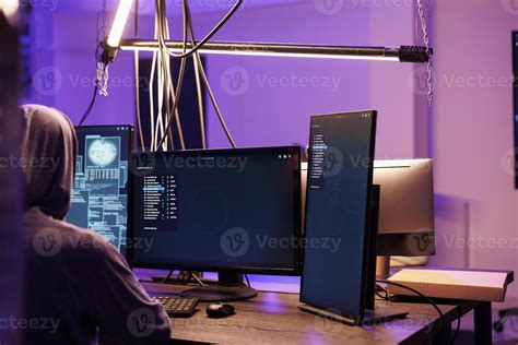 Hacker Corriendo Malicioso Software En Pantalla Para Agrietamiento Contraseña Malware Código