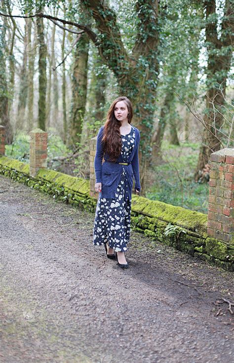 青年女人 垂直画幅 美 青少年 美人 户外 白人 长发 树林 头发