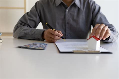 합법적인 부동산 계약 계약서에 서명하는 사업가 주택 보험 대출 모기지 임대료 검사 보기에 대한 스톡 사진 및 기타 이미지
